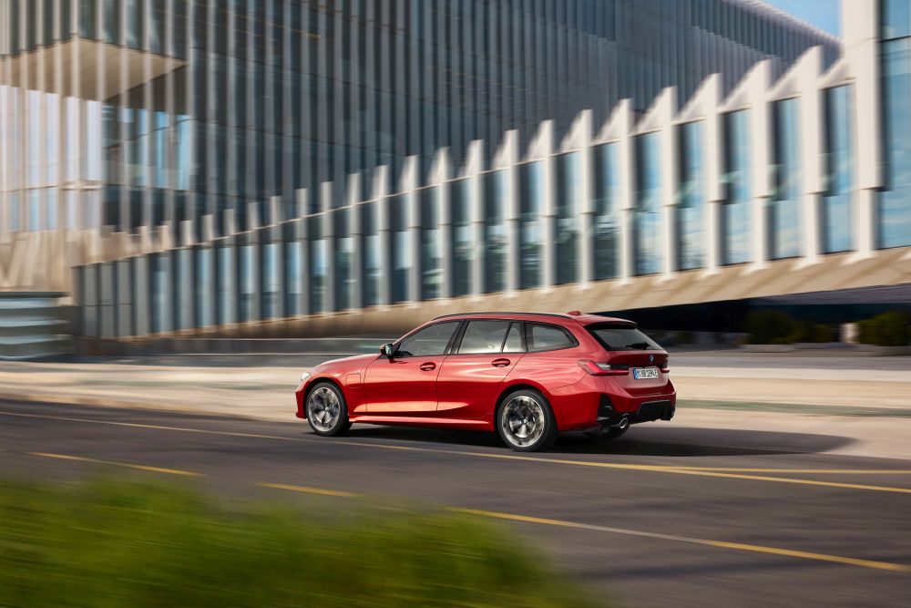 BMW Seria 3 facelift cu PHEV cu autonomie electrică mărită